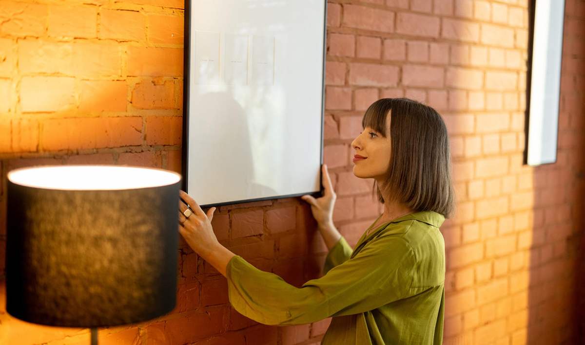 How To Install An LED Picture Light Without Hardwiring? 2 Simple Ways ...